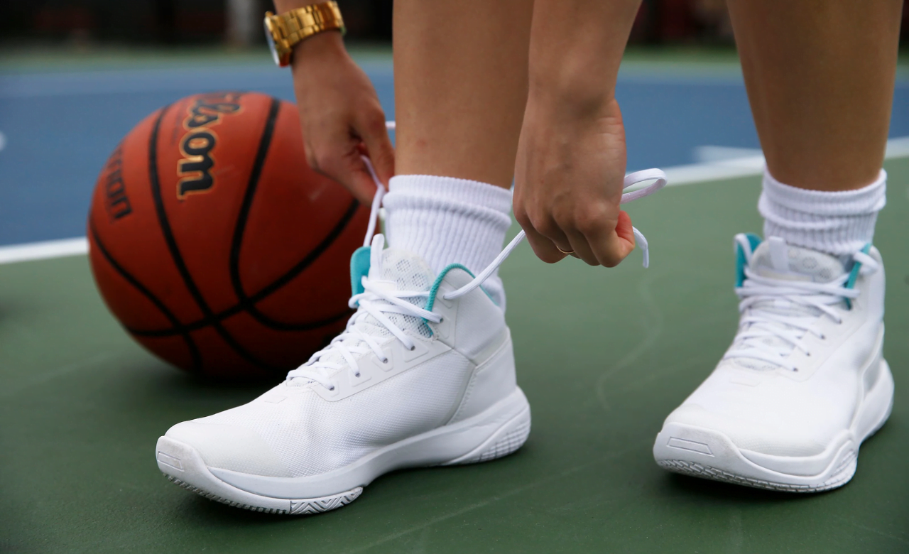 8 Rekomendasi Sepatu Basket yang Keren dan Nyaman - IndoTimes