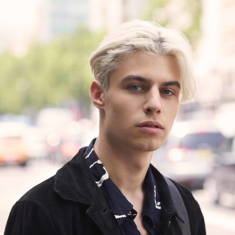 9 Model Rambut Curtain Haircut Pria dan Tips Menatanya - IndoTimes