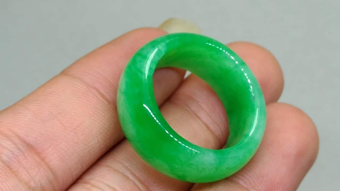 6 Ciri-Ciri Batu Giok Asli Serta 5 Cara Membedakannya dengan Giok Palsu - IndoTimes