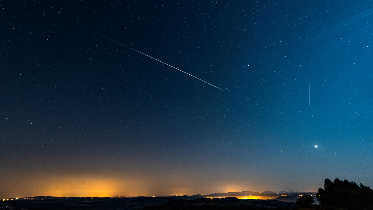 Fenomena Hujan Meteor Perseid: Cahaya Ajaib di Langit Agustus - IndoTimes